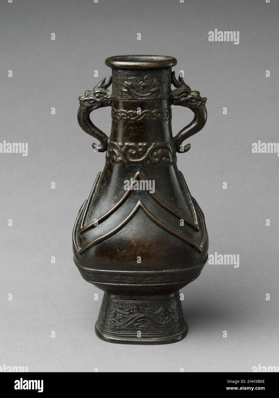 Blumenvase mit Drachengriffen 14th Century China Diese Vase verkörpert ...