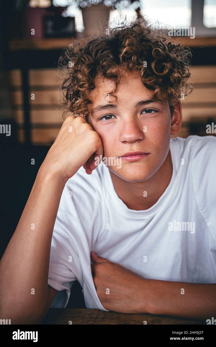 Braune haare junge -Fotos und -Bildmaterial in hoher Auflösung – Alamy