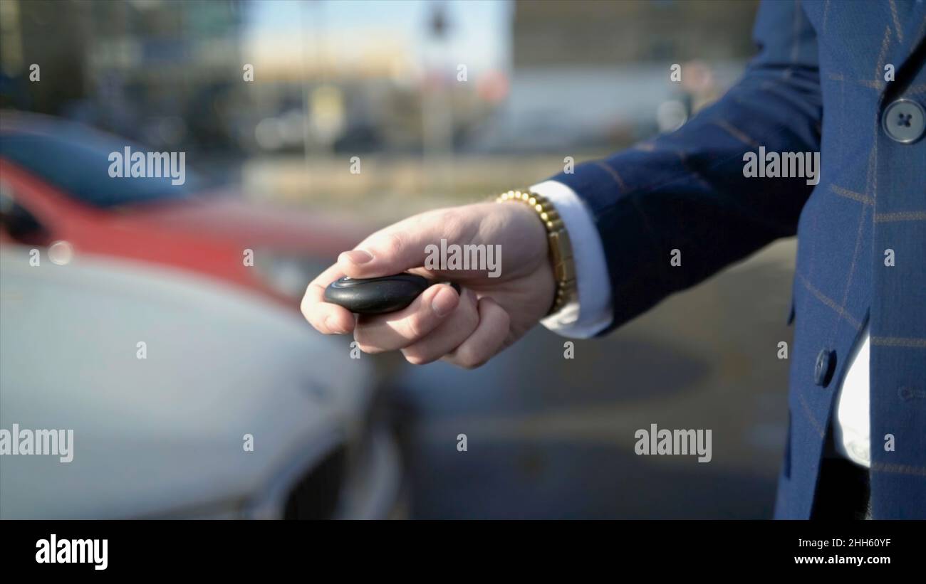 Nahaufnahme eines Geschäftsmanns, der die Autotaste drückt. Aktion ...