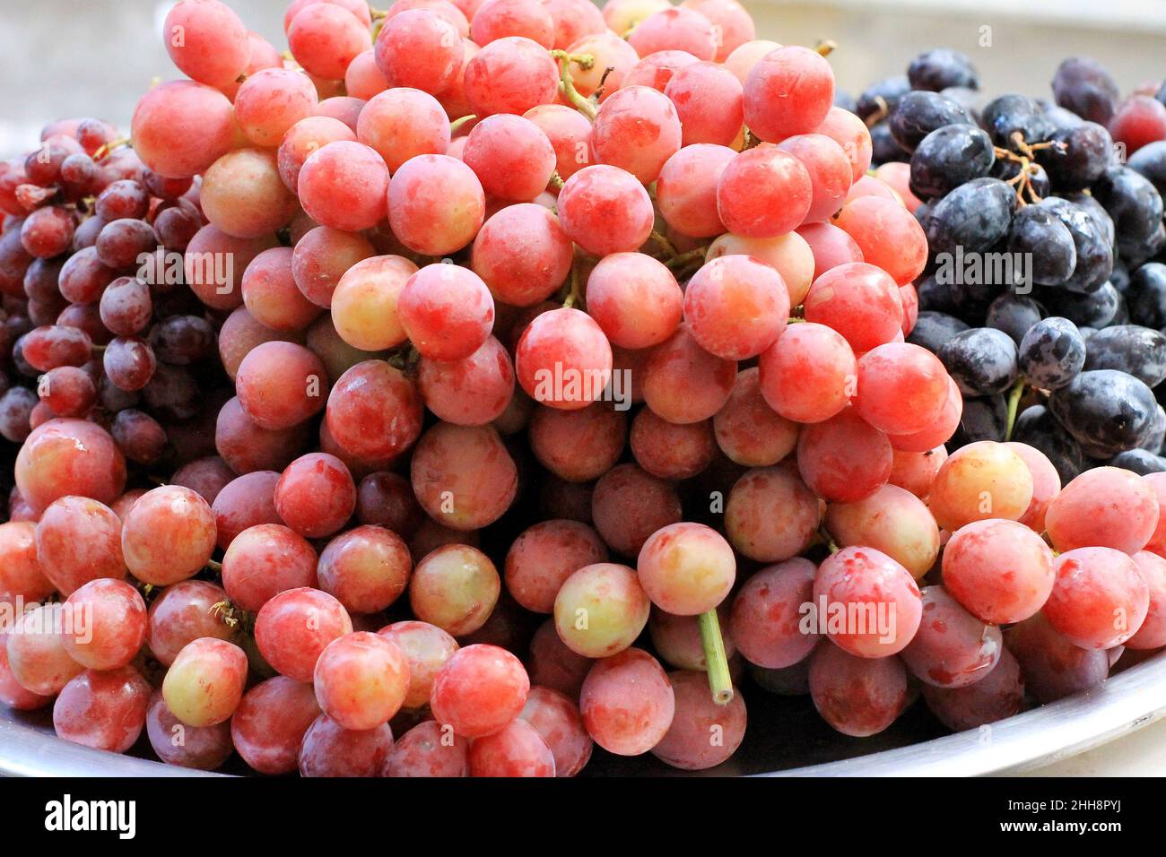Rosinen weintrauben freigestellt -Fotos und -Bildmaterial in hoher ...