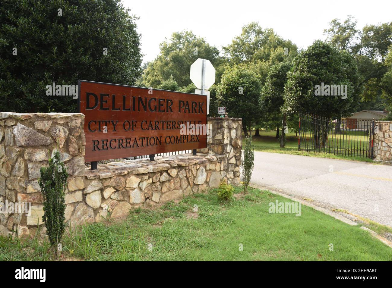 Großes 'Dellinger Park'-Schild am Eingang des Parks in Cartersville, GA ...