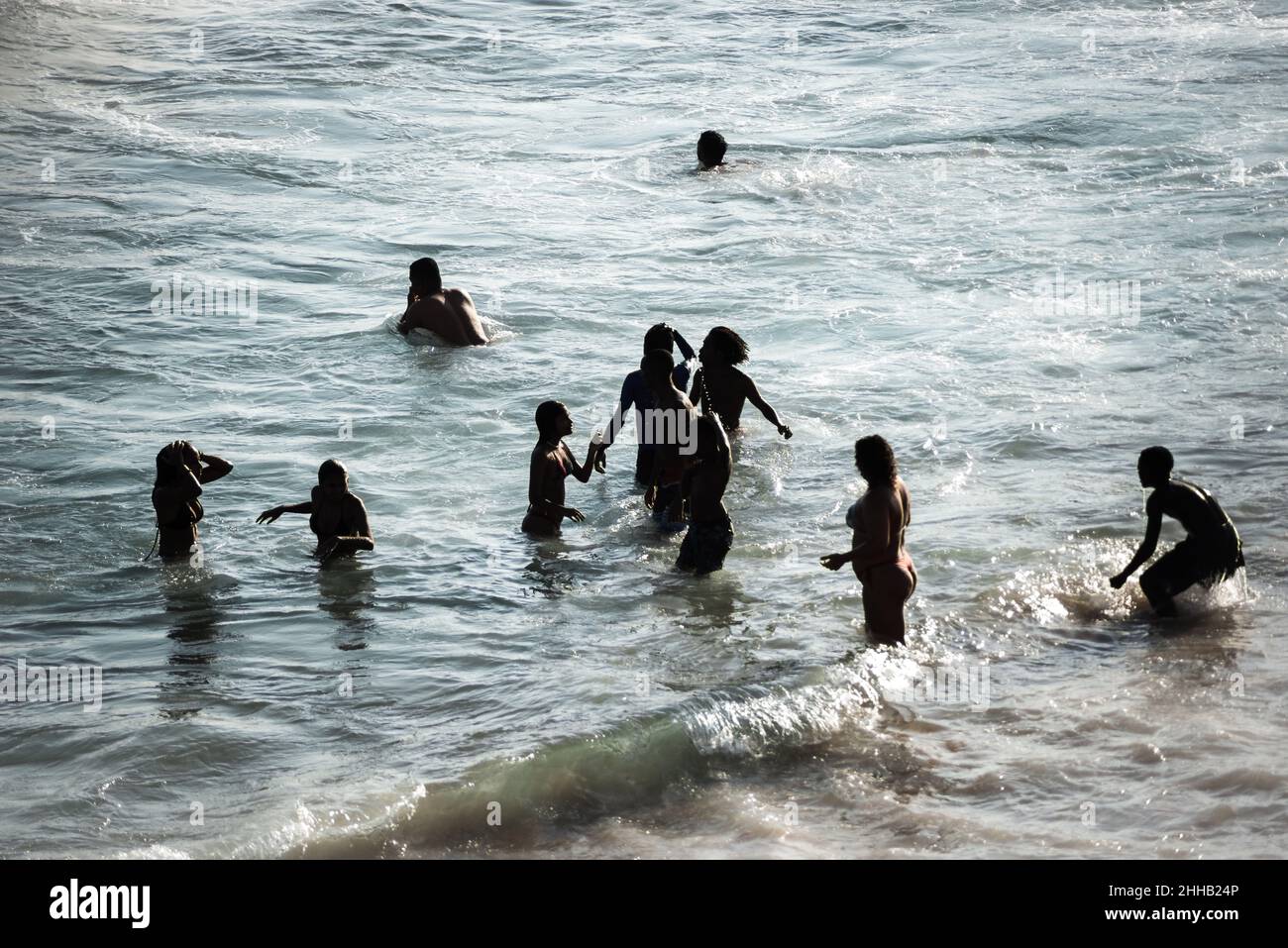 Männer und frauen beim baden -Fotos und -Bildmaterial in hoher ...