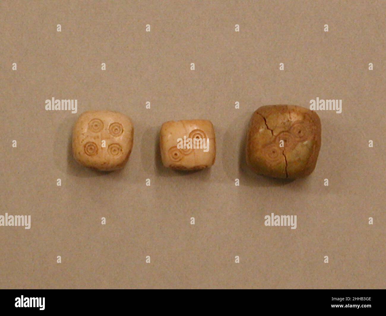 DICE 9th–10th Century das Punkt-im-Kreis-Motiv erinnert an Entwürfe ...
