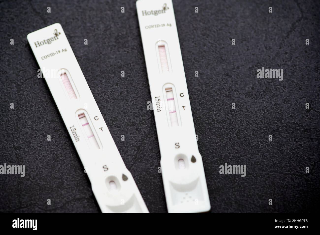 Positiver schnelltest -Fotos und -Bildmaterial in hoher Auflösung – Alamy