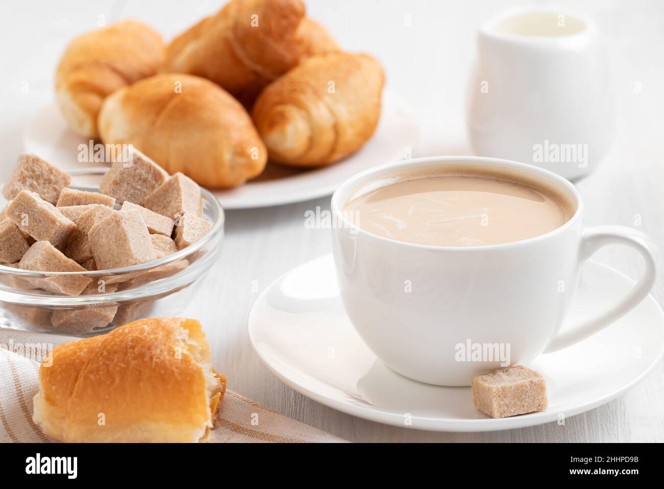 Kaffeesahne, tasse kaffee -Fotos und -Bildmaterial in hoher Auflösung ...