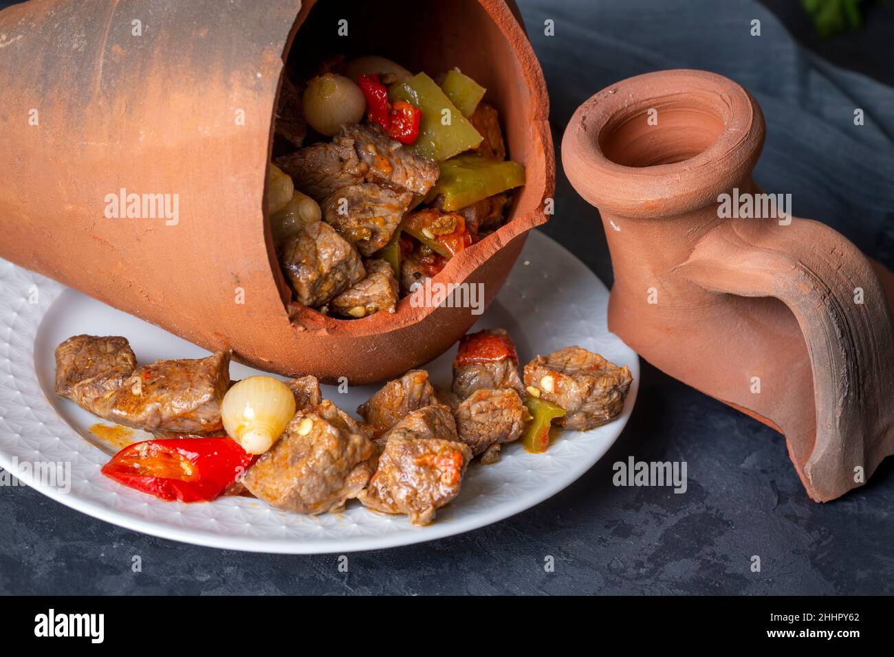 Authentischer türkischer Testi Kebab, gekocht in Steingut-Wasserkrug ...