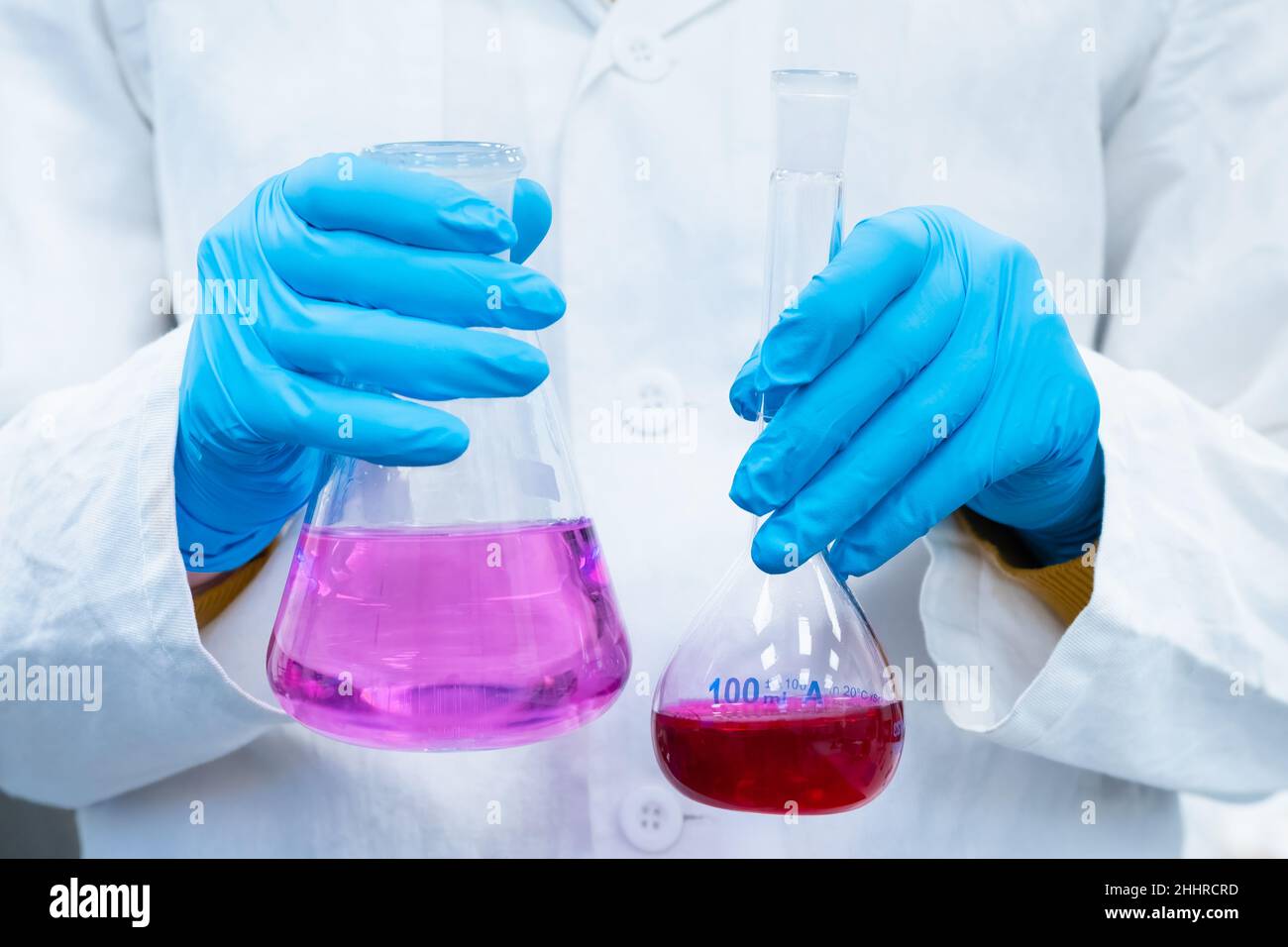 Chemische experimente -Fotos und -Bildmaterial in hoher Auflösung – Alamy