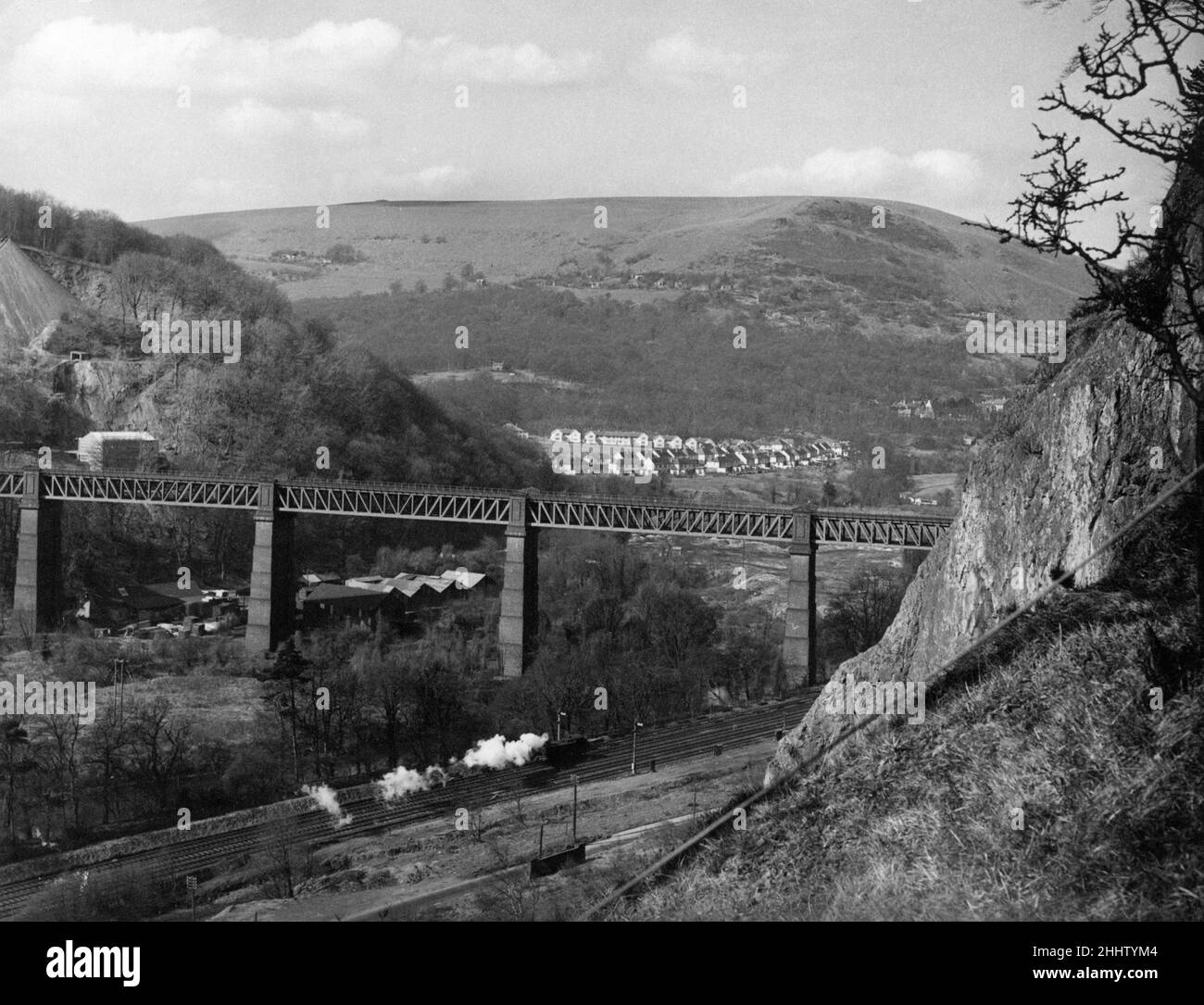 Walnut Tree Viaduct, ein Eisenbahnviadukt oberhalb des südlichen Dorfs ...