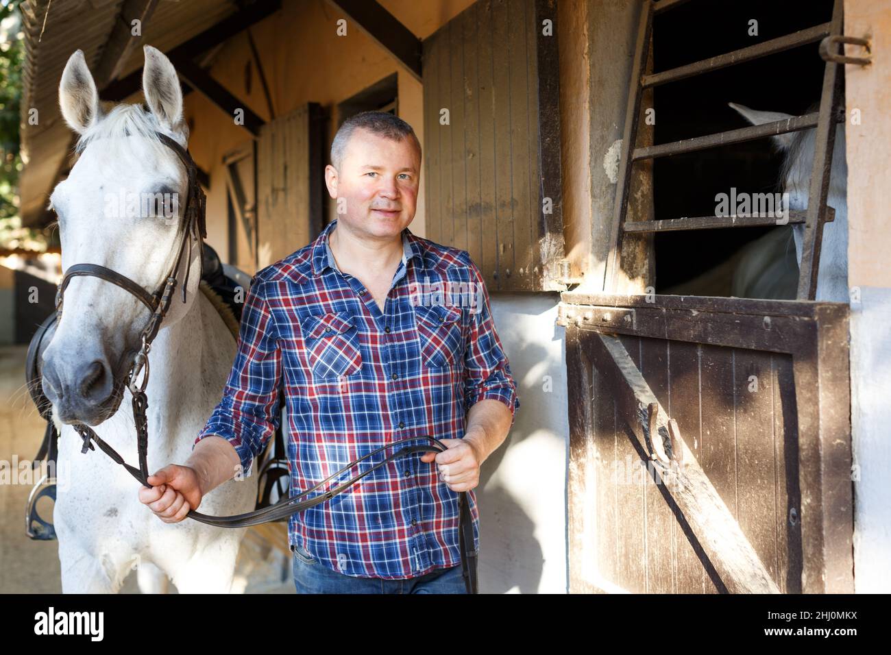 Landarbeiter pferd stall -Fotos und -Bildmaterial in hoher Auflösung ...