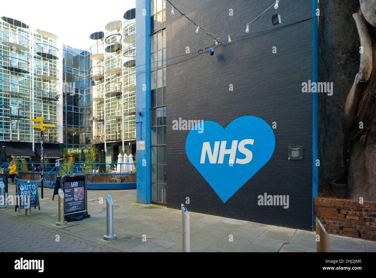 Großes NHS-Logo in einem Herzen auf einer Backsteinmauer im Bereich der ...