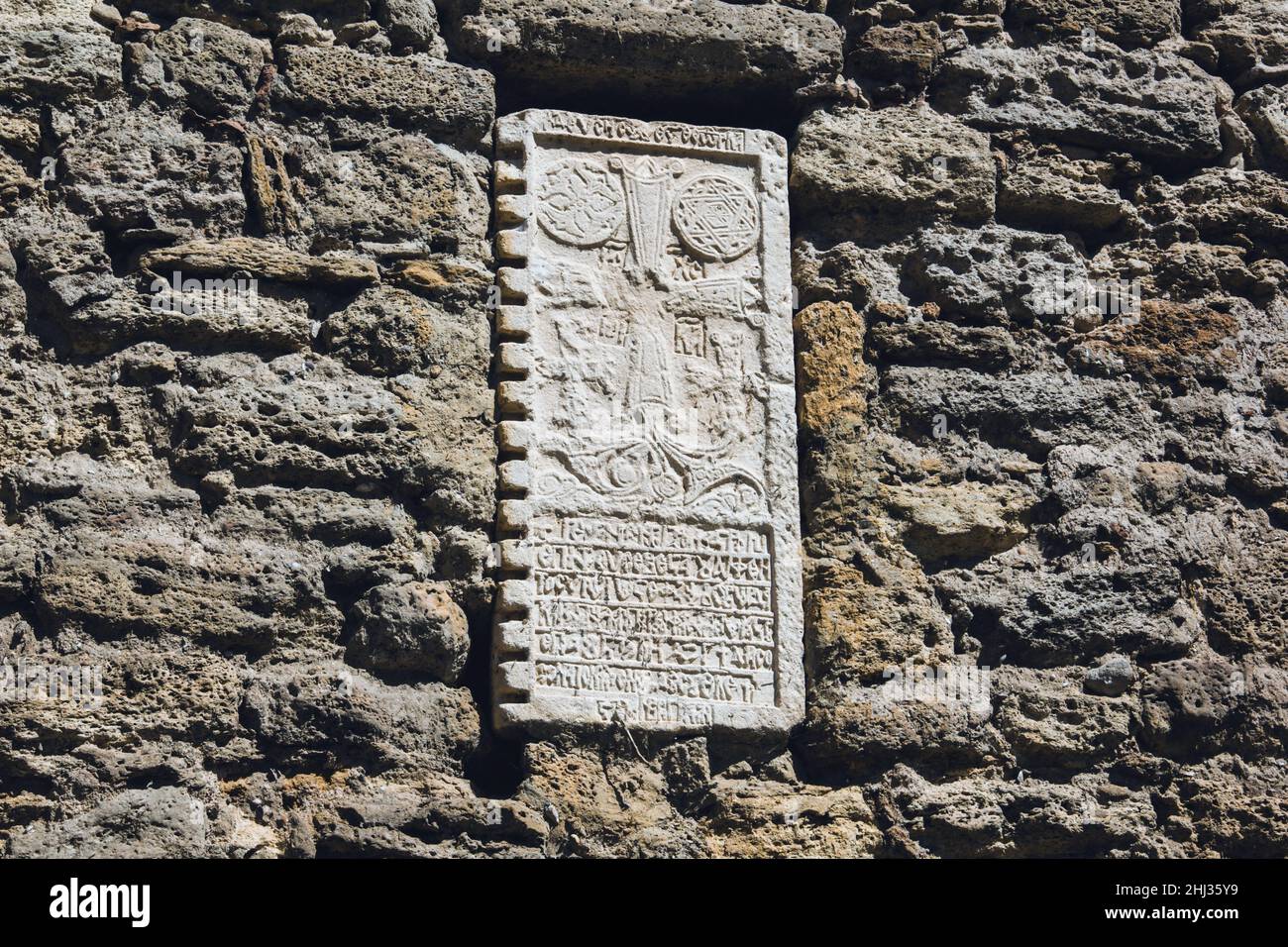 Inschrift auf steintafel -Fotos und -Bildmaterial in hoher Auflösung ...