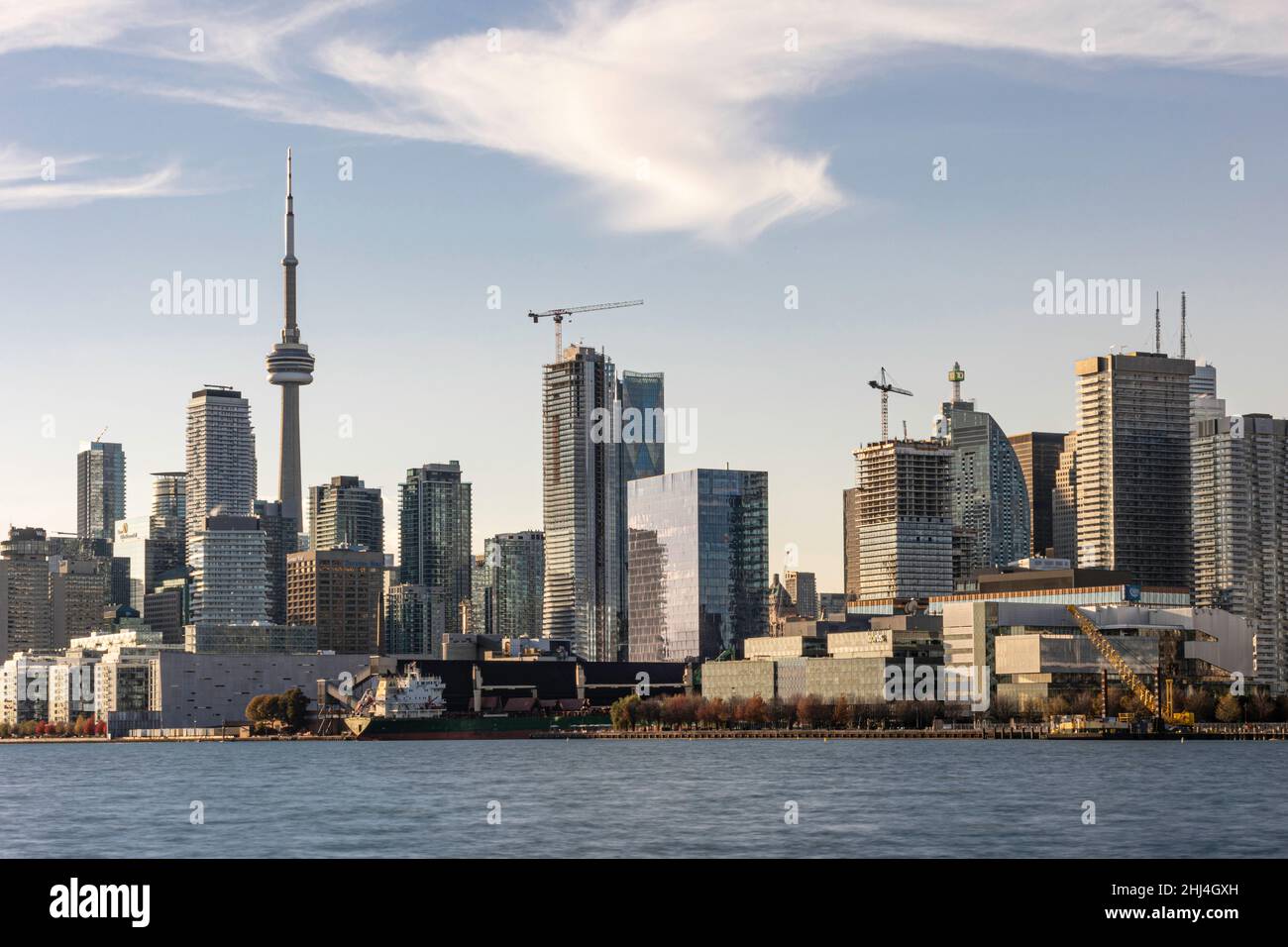 Skyline von Toronto mit dem CN Tower, aufgenommen von der Toronto ...