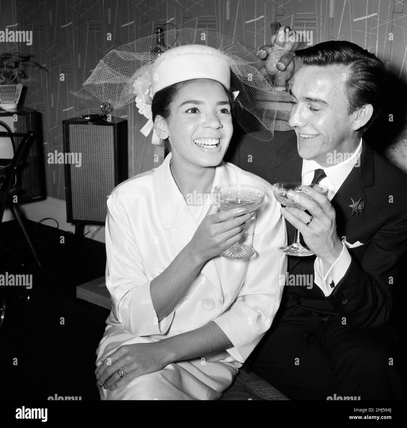 Shirley Bassey, 24, heiratet den 35-jährigen Filmregisseur Kenneth Hume ...