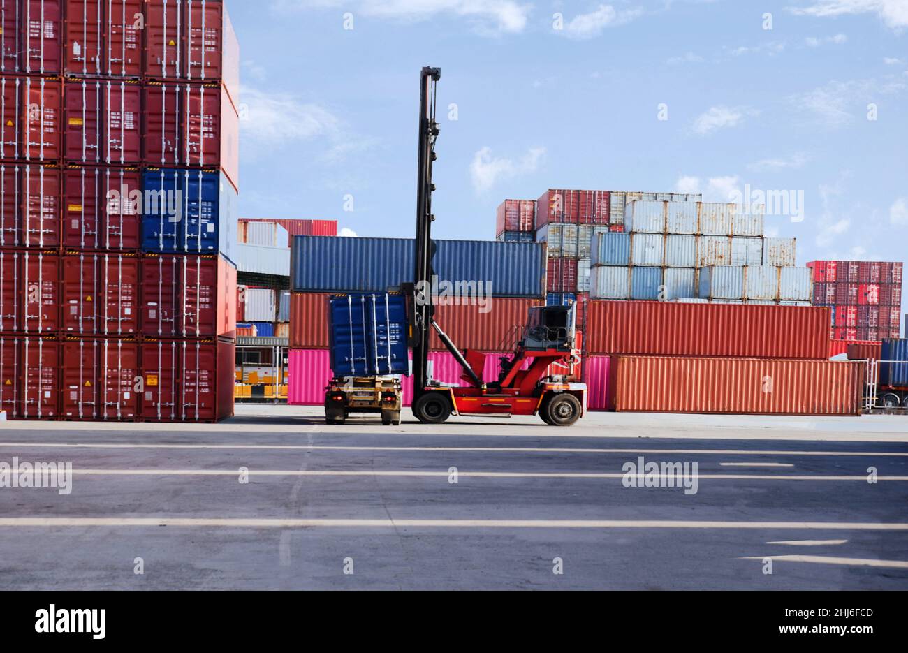 Hafen mit container staplerfahrzeug -Fotos und -Bildmaterial in hoher ...