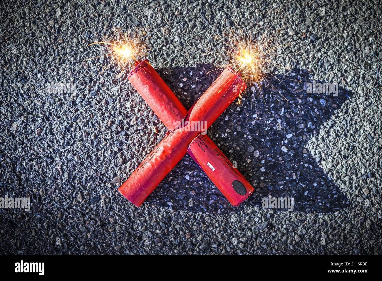 FOTOMONTAGE, zwei Böller Formen ein X, Symbolfoto Böller- und ...