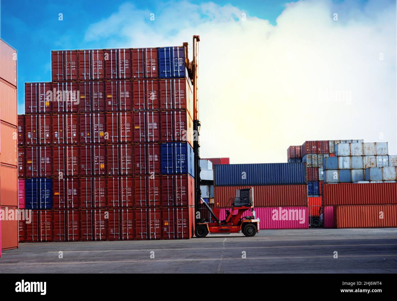 Hafen mit container staplerfahrzeug -Fotos und -Bildmaterial in hoher ...