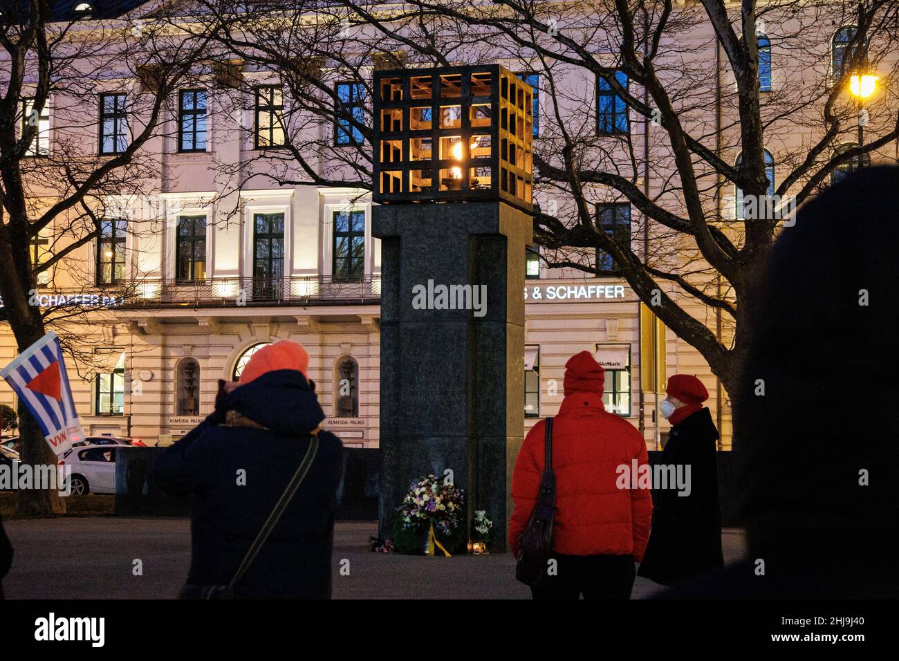 Die Demonstranten versammelten sich schweigend, um den Opfern des Nationalsozialismus ...