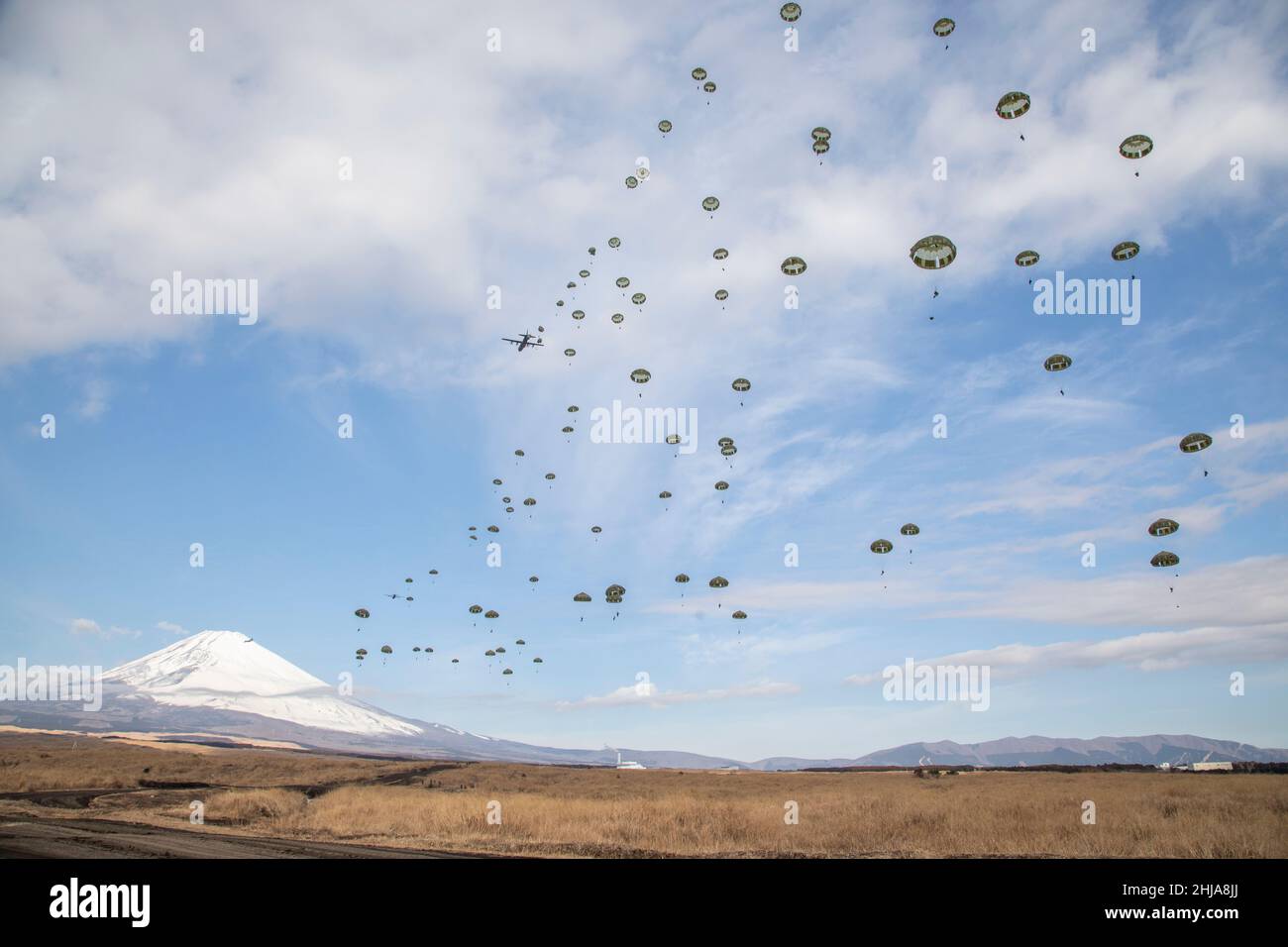 Fallschirmjäger der japanischen Bodenselbstverteidigungskräfte, die der ...