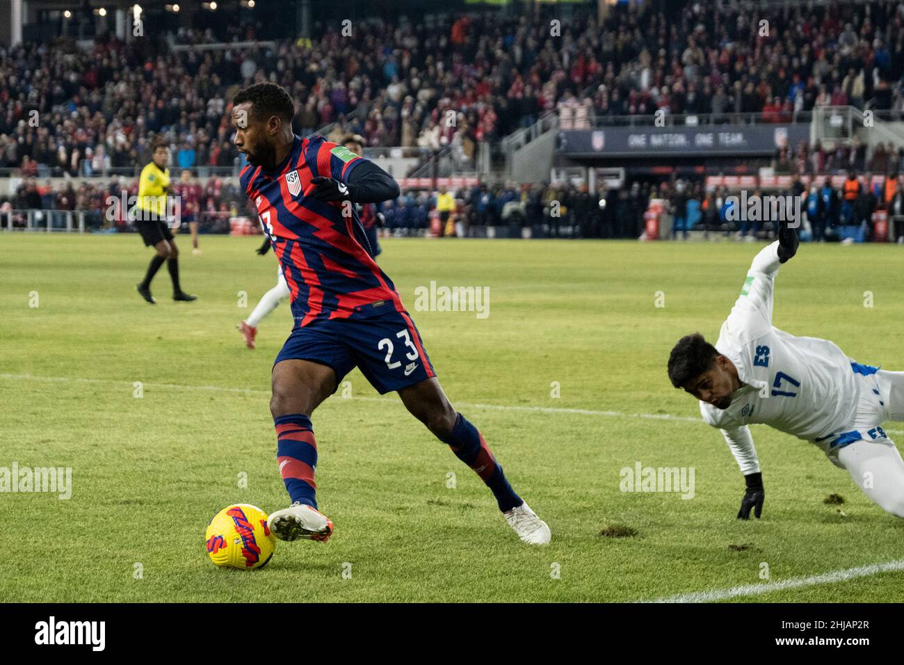 27. Januar 2022: Der US-Mittelfeldspieler Kellyn Acosta (23) nimmt den ...