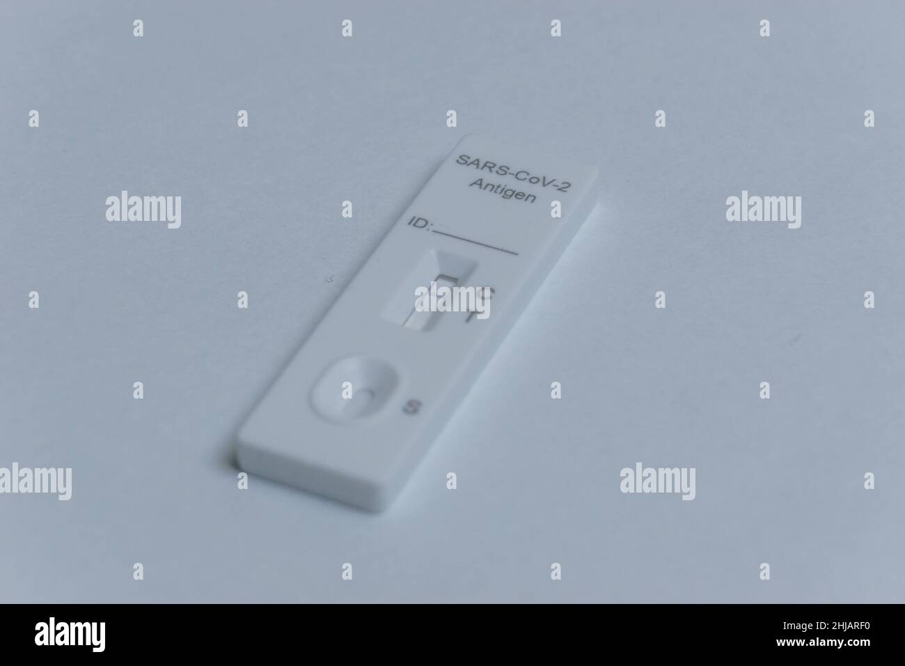 Positiver SARS Covid 19 Coronavirus Antigen Schnelltest auf weißem ...