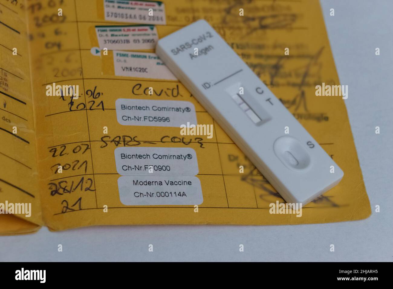 Positiver SARS Covid 19 Coronavirus Antigen Schnelltest mit Impfpass ...