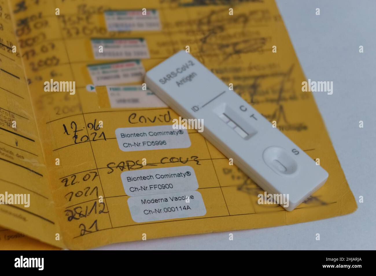 Positiver SARS Covid 19 Coronavirus Antigen Schnelltest mit Impfpass ...