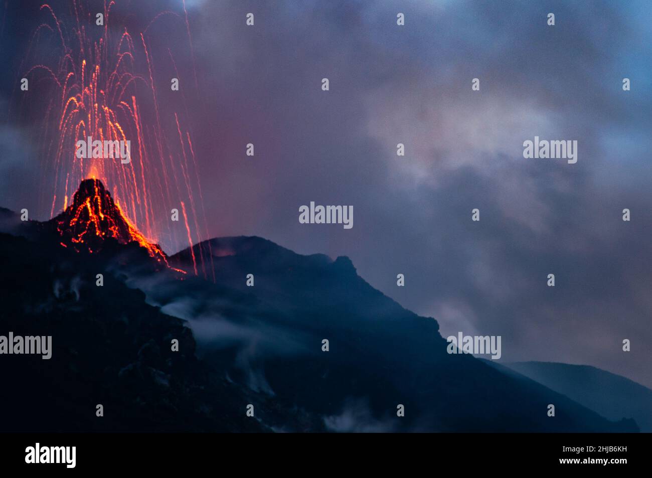 Vulkanausbruch von stromboli -Fotos und -Bildmaterial in hoher Auflösung – Alamy