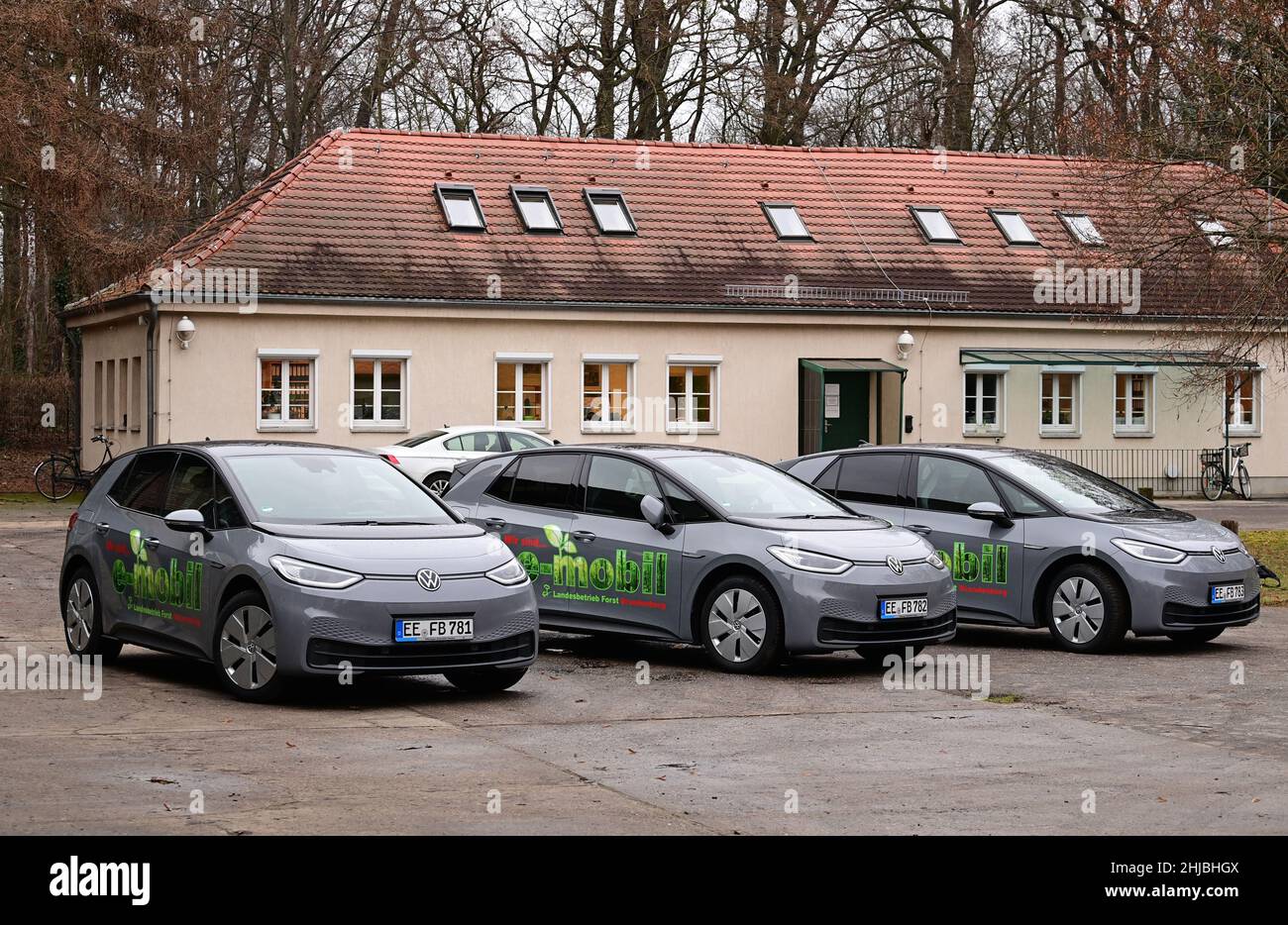 Potsdam, Deutschland. 27th Januar 2022. Drei Elektroautos stehen ...