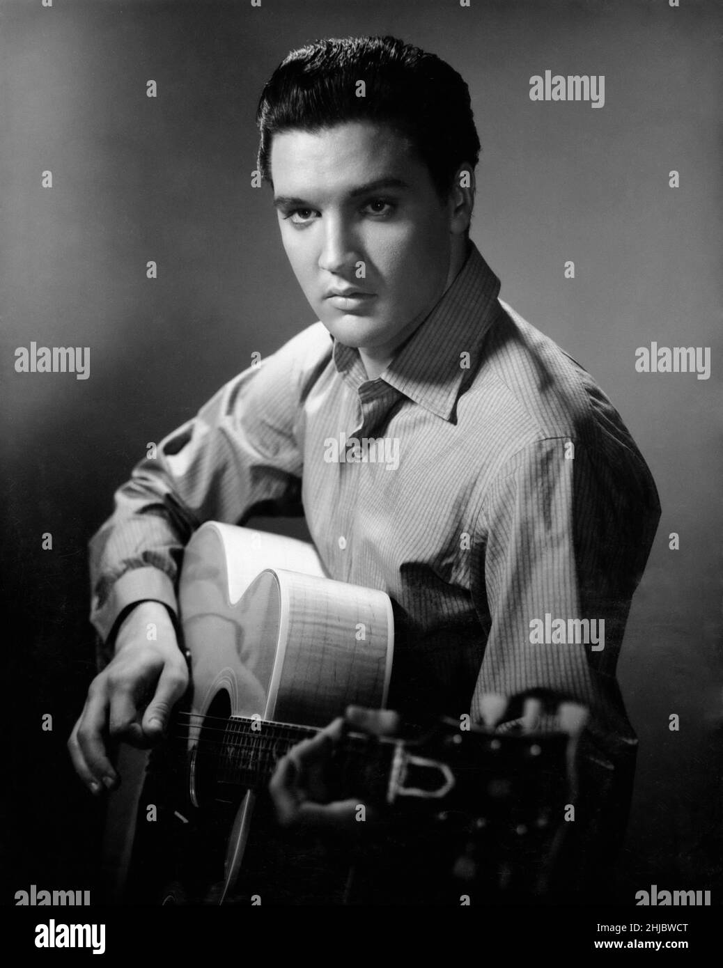 Elvis presley 1950s Schwarzweiß-Stockfotos und -bilder - Alamy