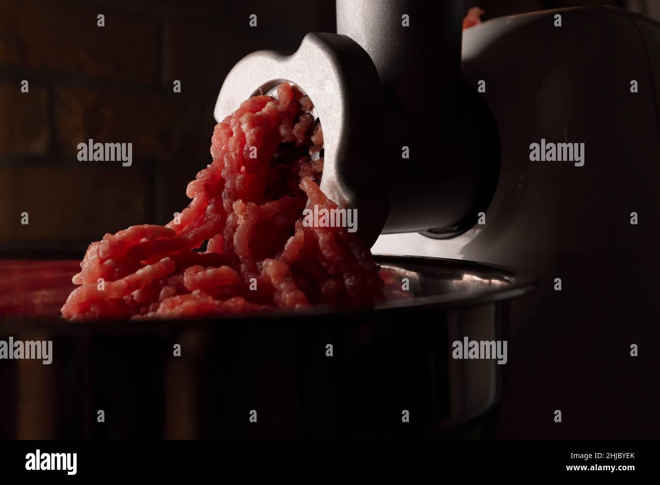 Der Prozess der Vorbereitung des Hackfleischs mit Hilfe der Fleischwolf ...