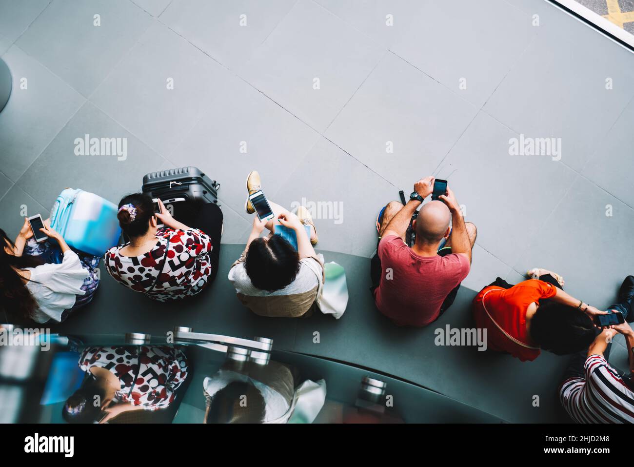 Gruppe von menschen am flughafen -Fotos und -Bildmaterial in hoher ...
