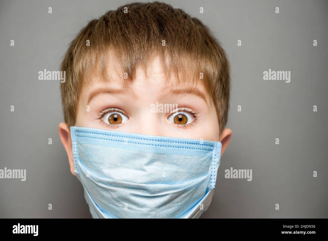 Child book shocked -Fotos und -Bildmaterial in hoher Auflösung – Alamy