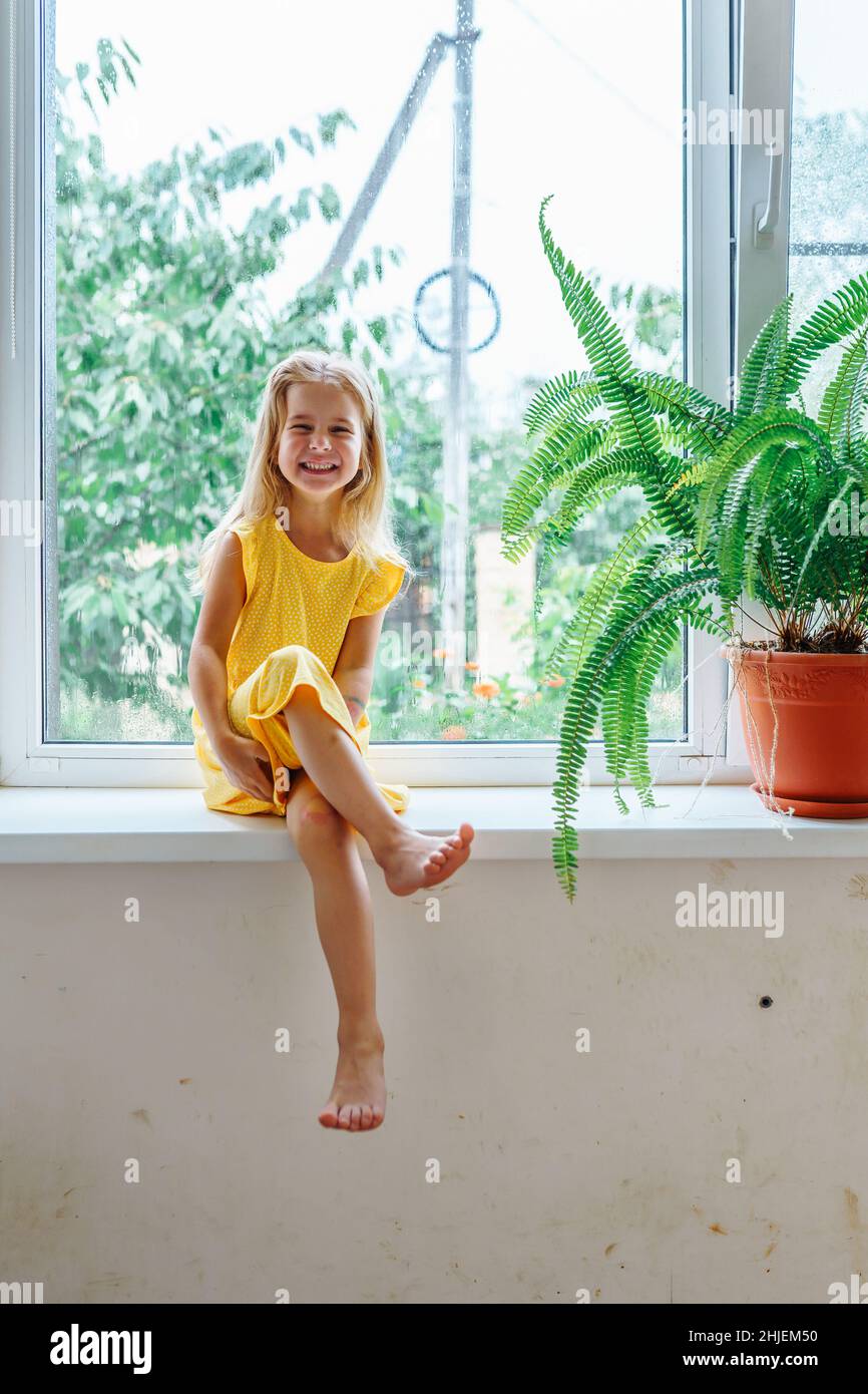 Mädchen barfuß -Fotos und -Bildmaterial in hoher Auflösung – Alamy