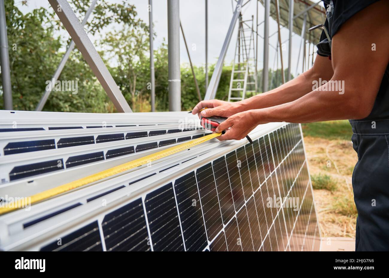 Nahaufnahme von Menschenhänden, die Photovoltaik-Solarmodule mit ...