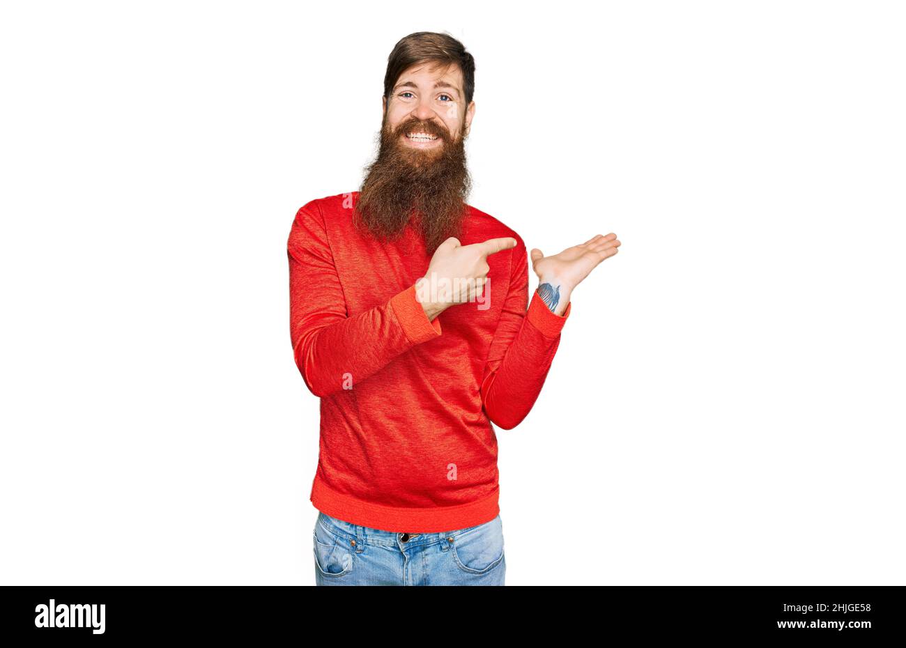 Rothaariger Mann mit langem Bart in lässiger Kleidung, erstaunt und ...