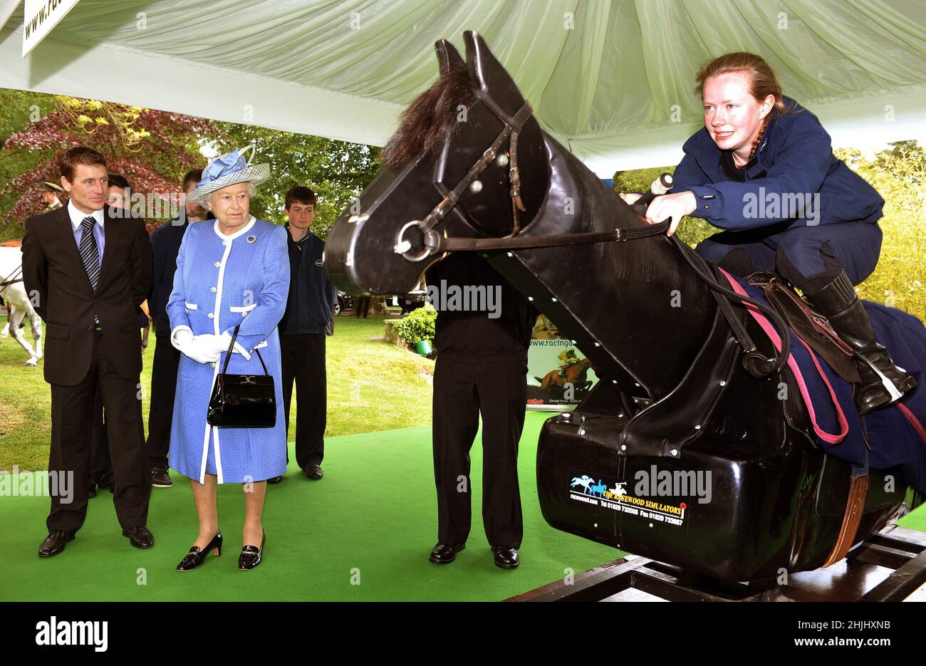 Datei-Foto vom 19/5/2011 von Queen Elizabeth II. Mit Jonny Murtagh ...