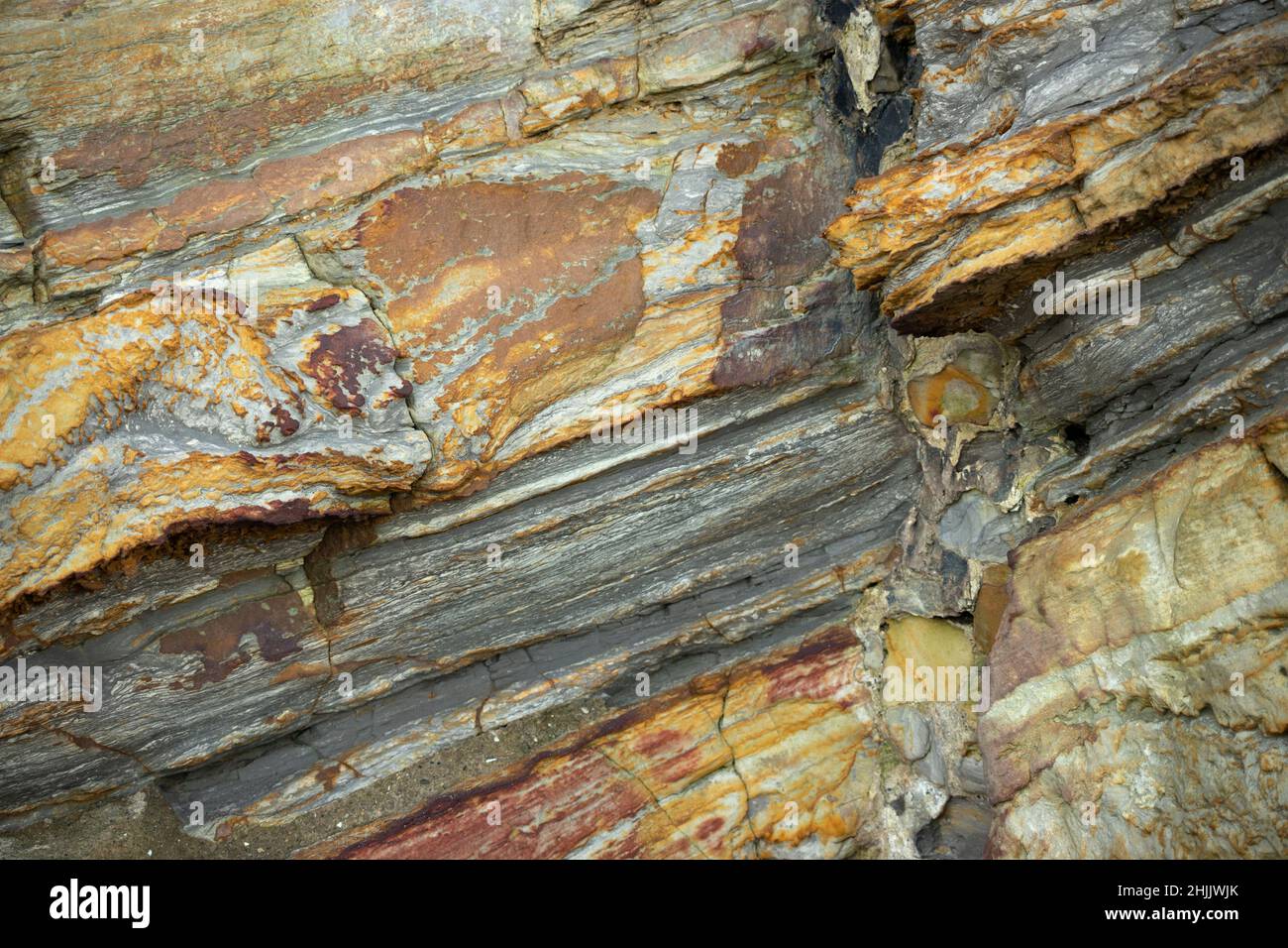 Schichten von Sedimenten bilden die Jurassic Sandsteine entlang der ...