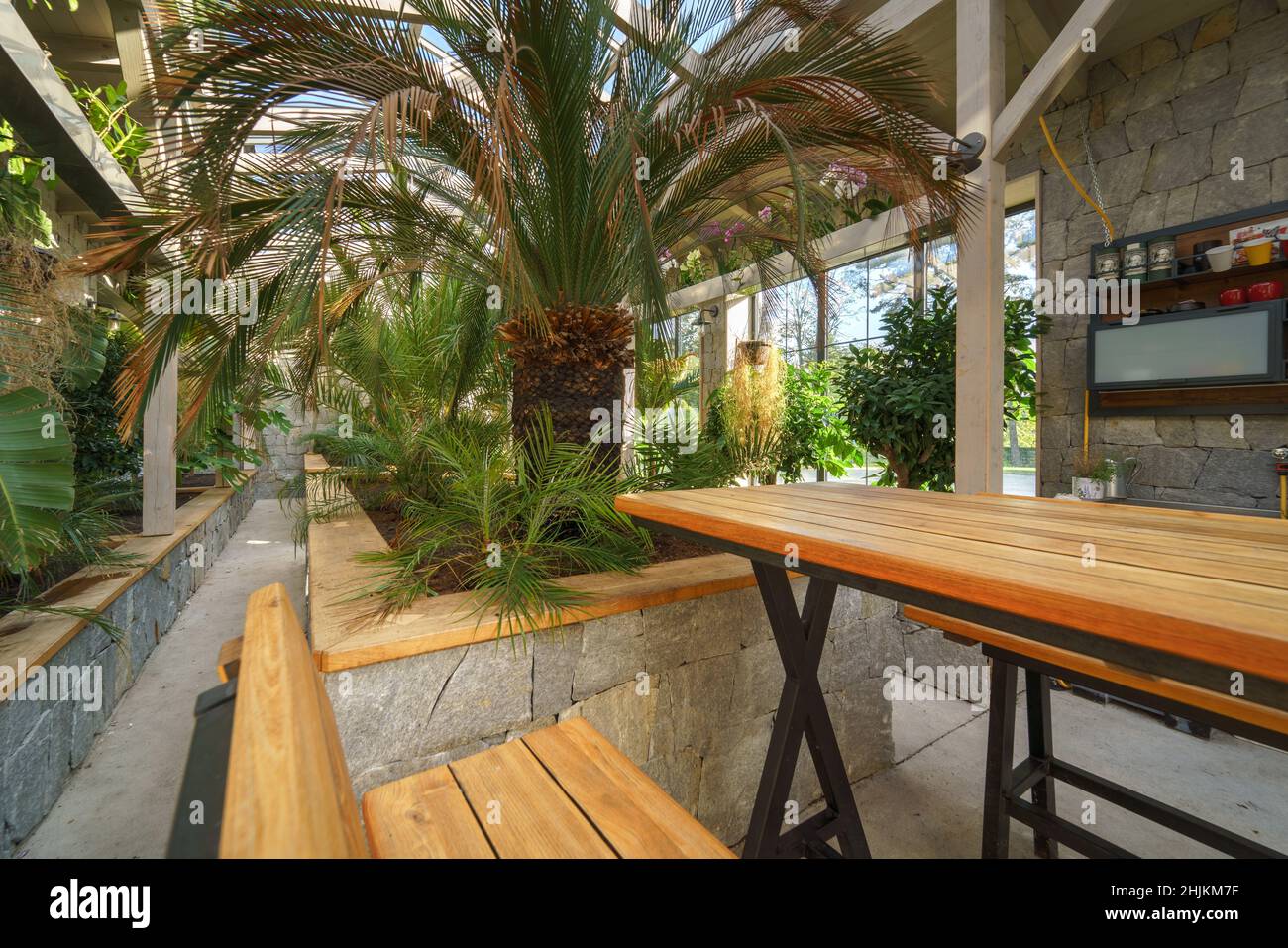 Indoor garten im restaurant -Fotos und -Bildmaterial in hoher Auflösung ...