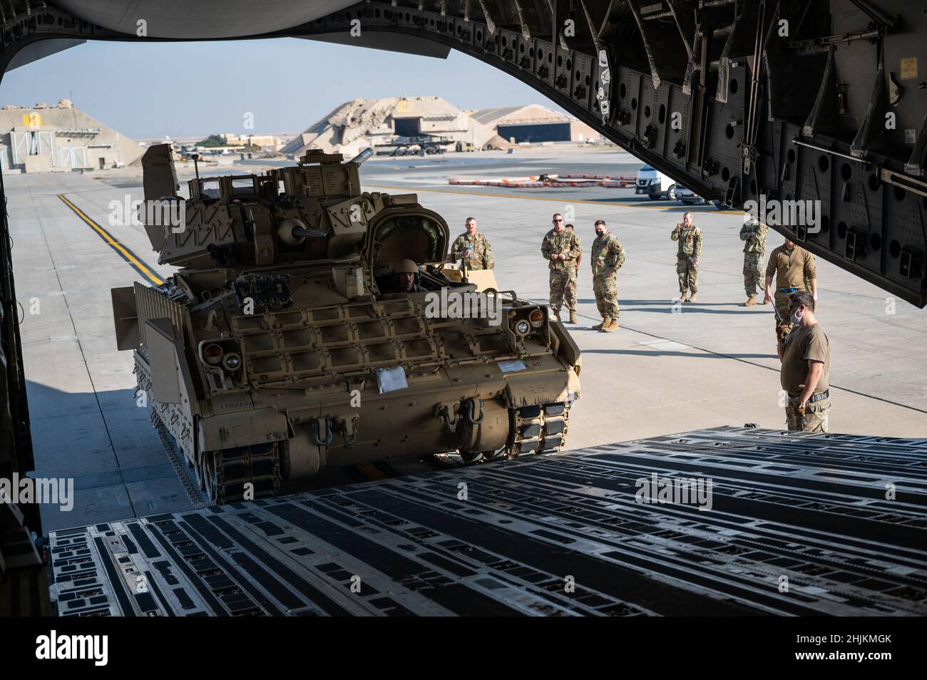 US Army Staff Sgt. Trey Moritz, ein M2A3 Bradley Kampffahrzeug ...