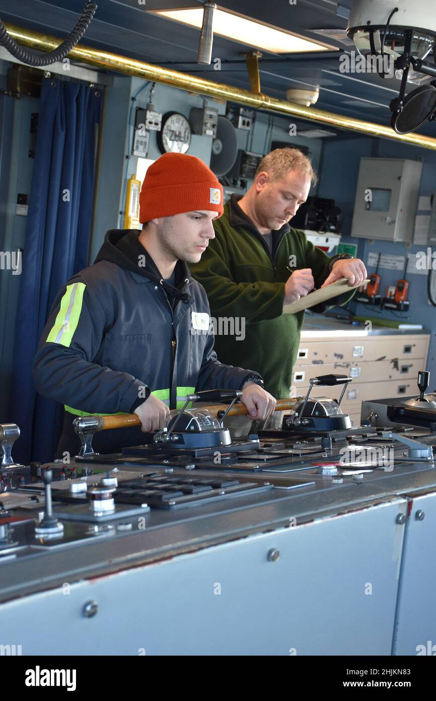 USNS Pathfinder (T-AGS 60) ein Ozeanografievermessungsschiff des ...