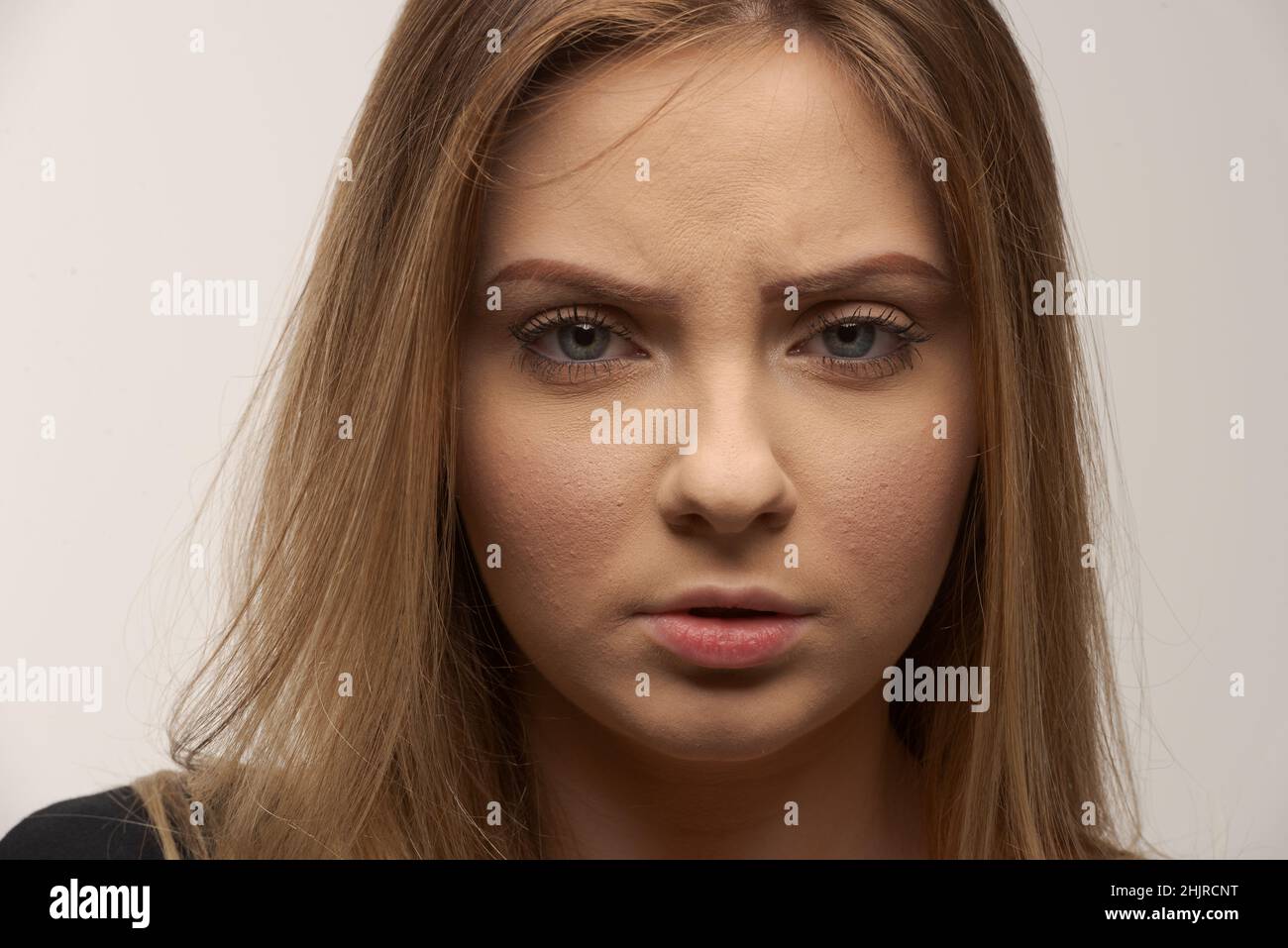 Mädchen porträt frau gesicht emotion -Fotos und -Bildmaterial in hoher ...
