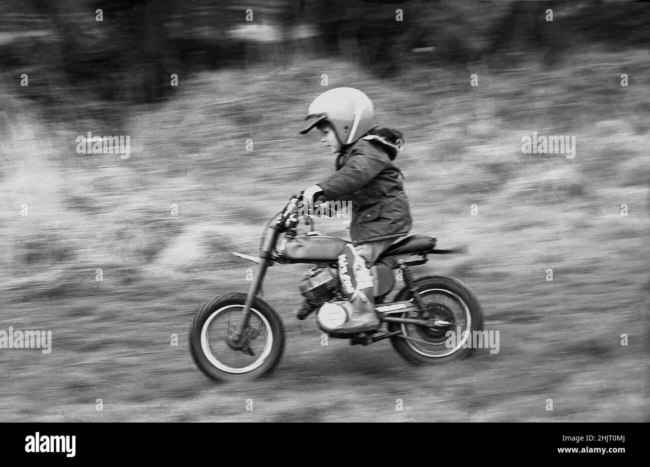 Kind auf einem mini motorrad -Fotos und -Bildmaterial in hoher ...