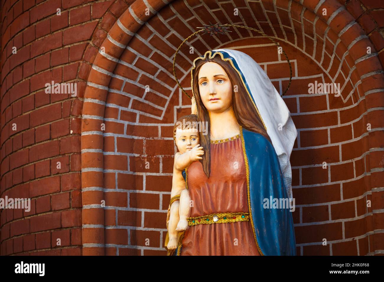 Statuen von Heiligen Frauen in der römisch-katholischen Kirche. Jungfrau Maria mit dem Jungen ...