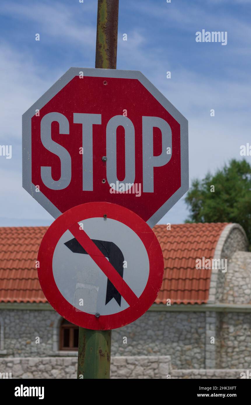 Straßenschilder „Stop-Zeichen“ und „No Left Turn“ auf architektonisch ...