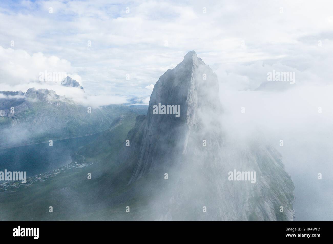 Berg, der von den wolken auftaucht -Fotos und -Bildmaterial in hoher ...