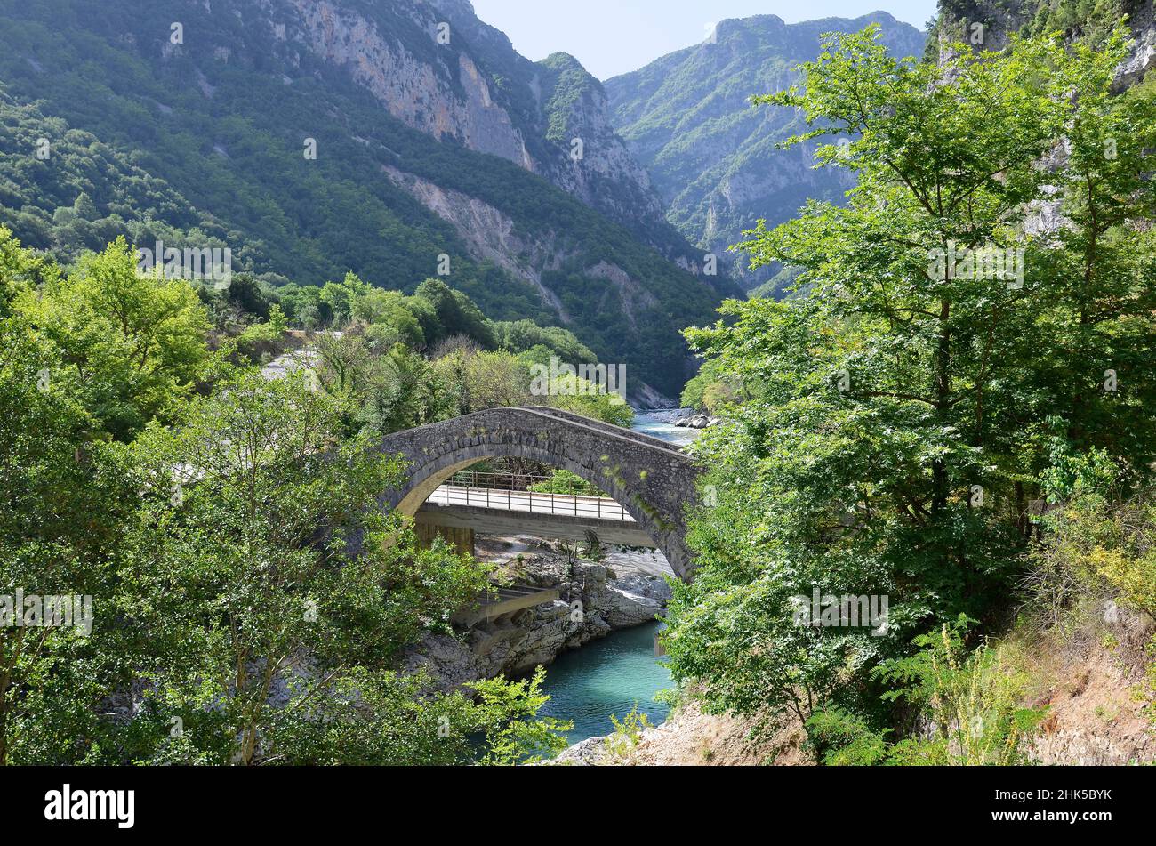 Griechenland, Landschaft mit alter und neuer Brücke über den Arachtos ...
