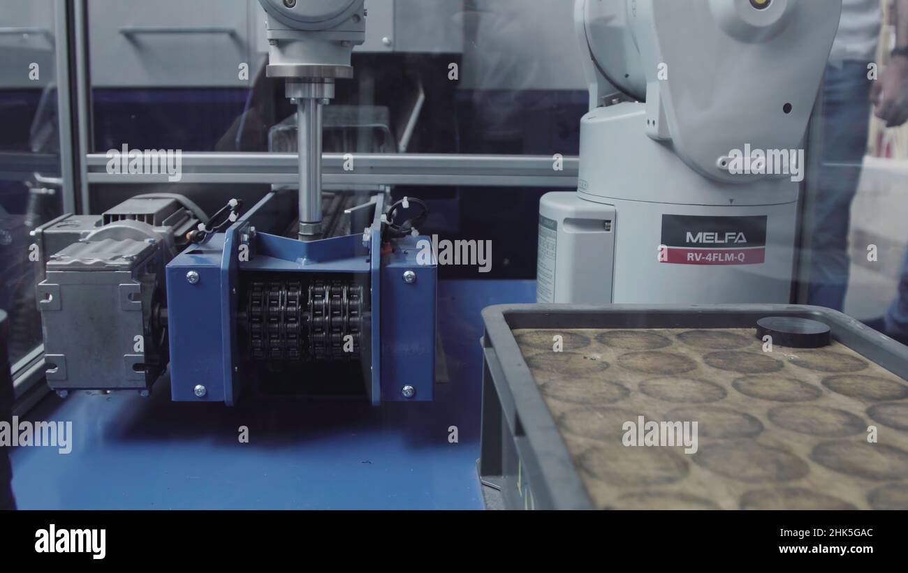 Industrieroboter mit Förderband in Fertigungsfabrik, Smart Factory ...