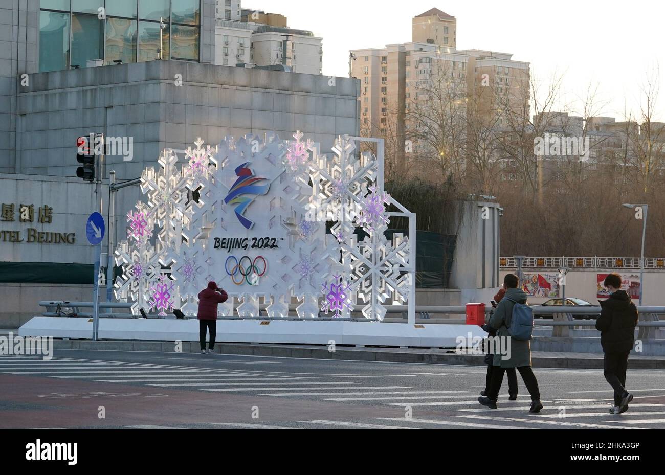 Ein Blick auf ein Logo von Peking 2022 in der Stadt vor den Olympischen ...