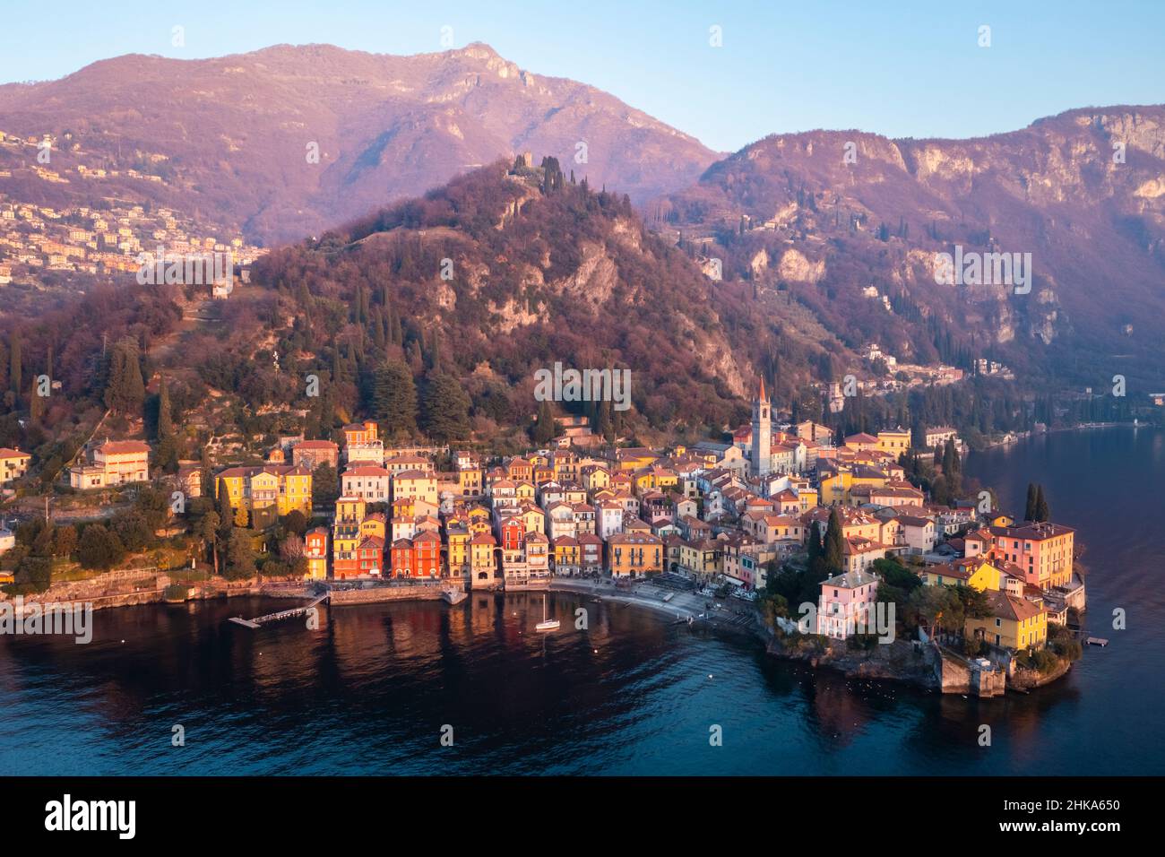 Luftaufnahme der Stadt Varenna, Comer See, bei Sonnenuntergang im ...