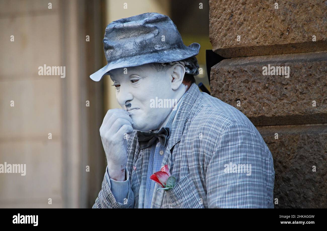 Female charlie chaplin -Fotos und -Bildmaterial in hoher Auflösung – Alamy